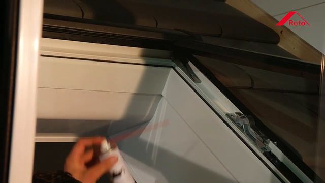Обслуживание пластикового окна с приподнятой осью поворота Roto WDF R7