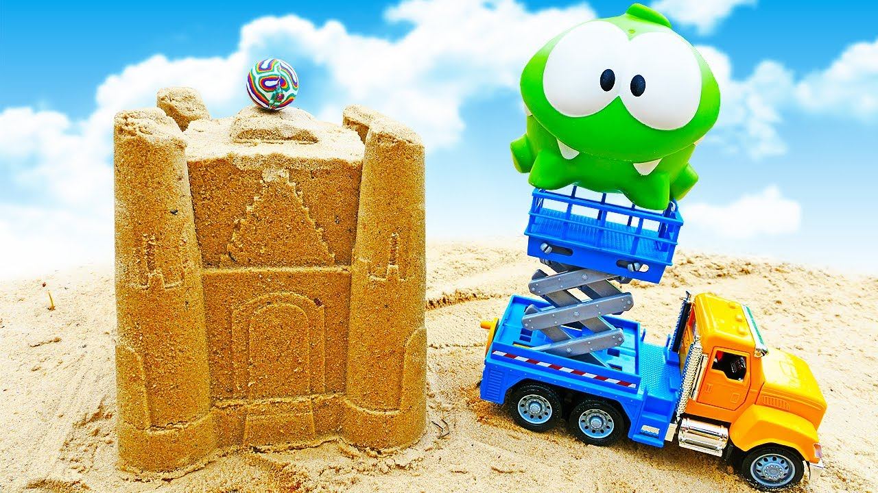 Ам Ням в песочнице ищет конфеты! Развивающие видео для детей про машинки