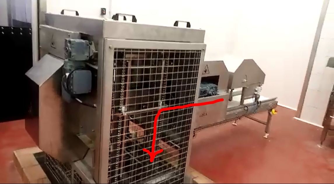 Вертикальный четырехцепной конвейер для опускания пластиковых ящиков