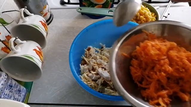 №99 Салат _ОБЖОРКА_ Быстрый и легкий в приготовлении сытный салат с сыром и курицей  #молодой_блогер