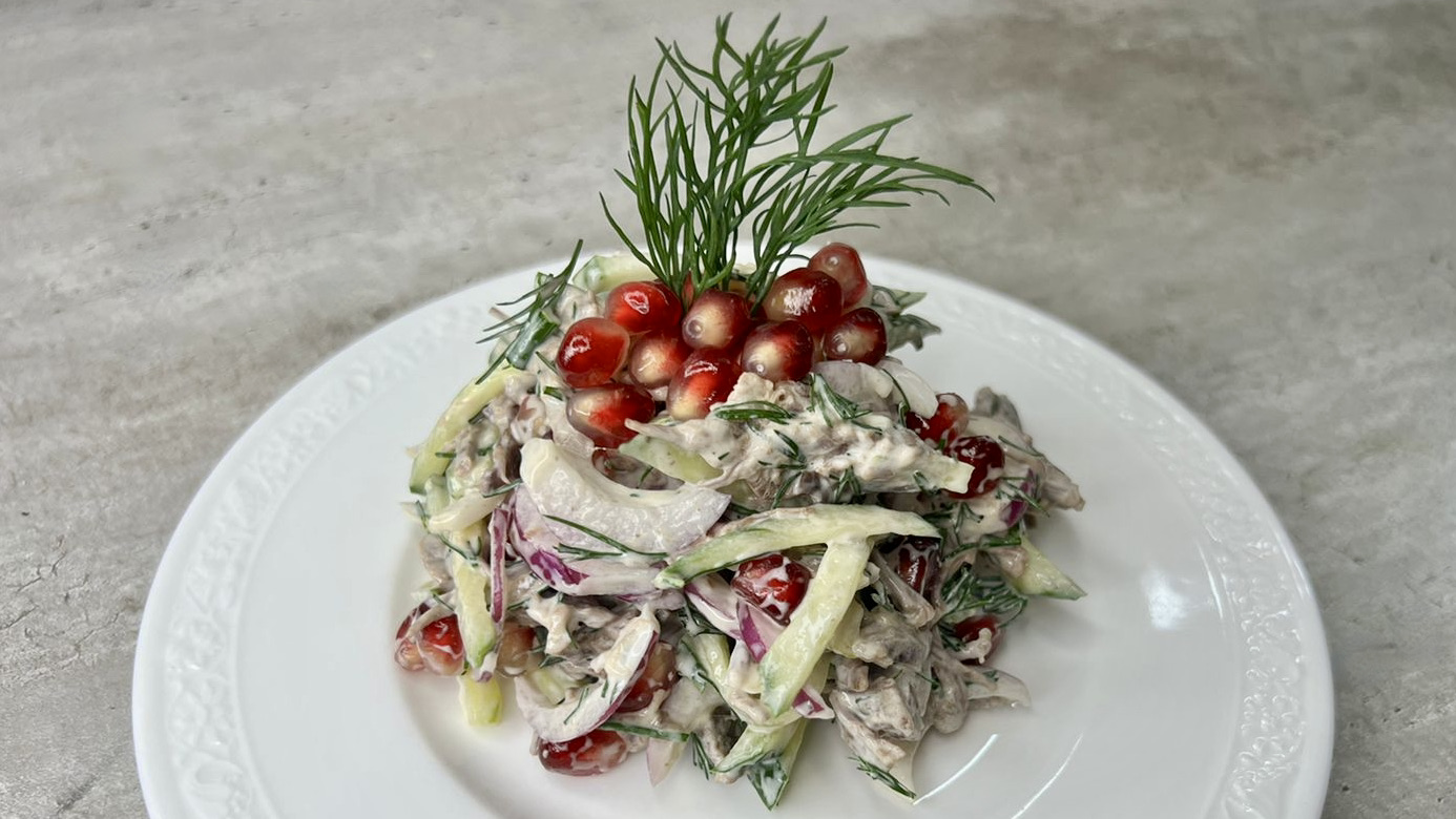 Летний салат с говядиной Готовится просто и съедается быстро ?