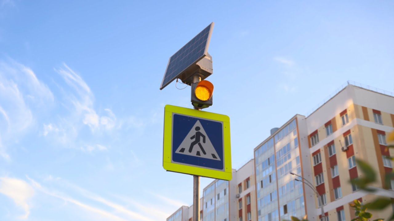 GELIOMASTER ®:  автономный светофор на солнечной электростанции