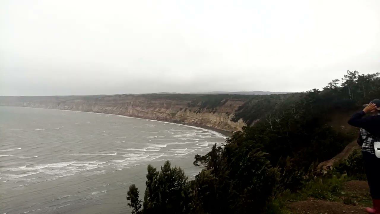 Кунашир. Вид на клиф с дороги.