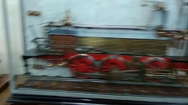 Старинное учабное пособие ПГУПСа ПАРОВОЗ В РАЗРЕЗЕ