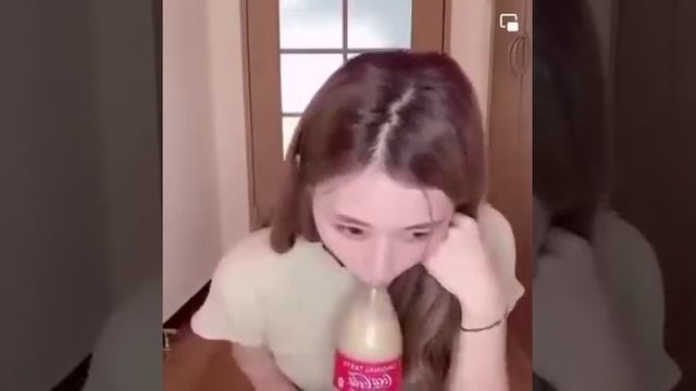 Девушка держит горлом давление.