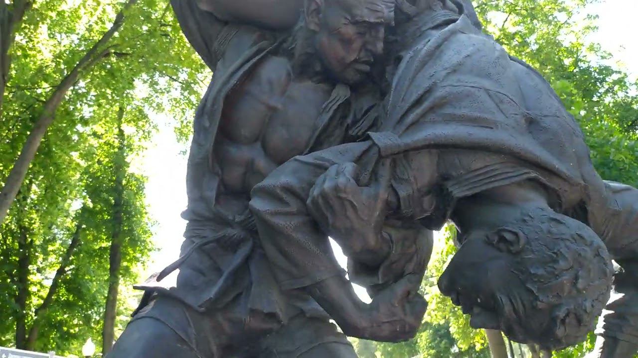 Стадион Лужники. Самбо-наука побеждать, жанровая скульптура.