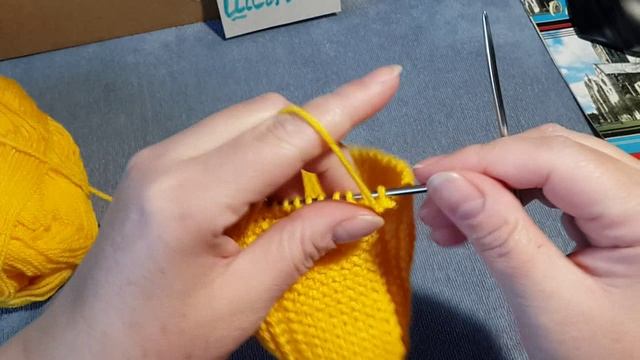 Только лицевые петли Очень простые следки двумя спицами Без шва.