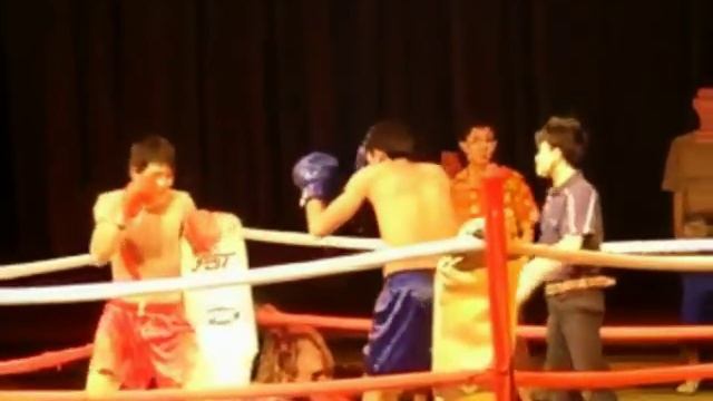 Показательное смешное шоу "Тайский бокс" для туристов в Таиланде