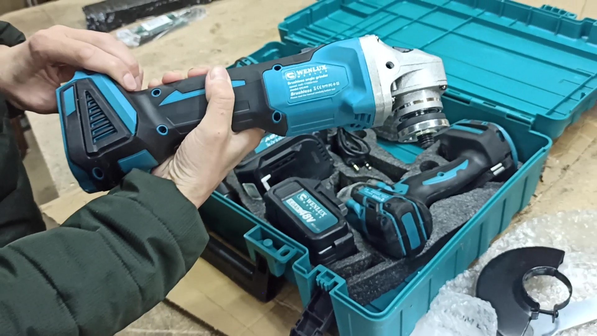 Распаковка аккумуляторного инструмента, полученного на кануне