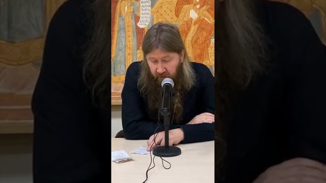 Молитва на работе и разговоры о вере. Как правильно себя вести_