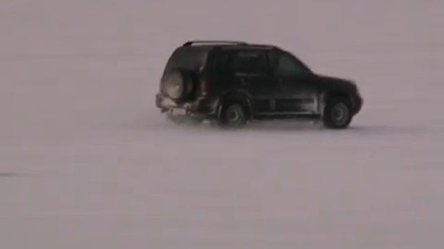 На машине по льду. Управляемый занос