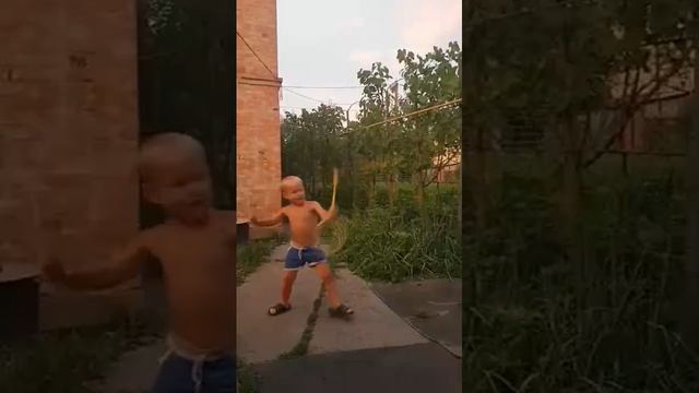 Талантливый парнишка! Красиво поет и танцует! (группа ＂Дабро＂, песня ＂Юность＂)