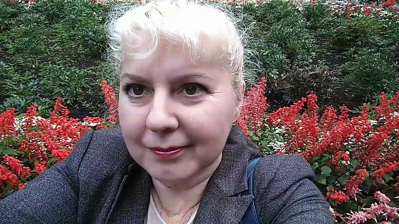 В парке рядом с цирком и кормлю уток.