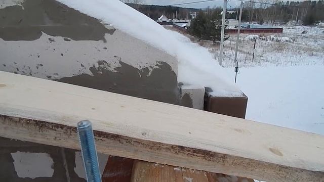 Монтаж крыши. Устанавливаем мауэрлаты, пропитываем пиломатериал.