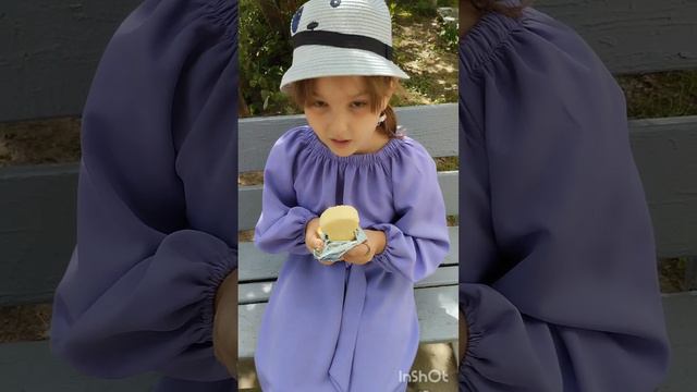 Пробую необычное мороженое. Сырное.