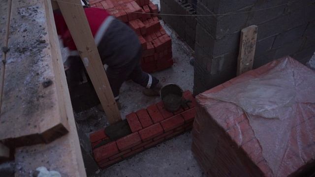 В доме из блоков часть стены кладут из кирпича. Почему?