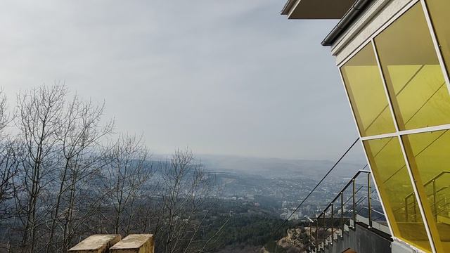 Кисловодск.
Выше гор .Кафе и канатная дорога.Вид на Эльбрус. Полная версия видео на моём канале.