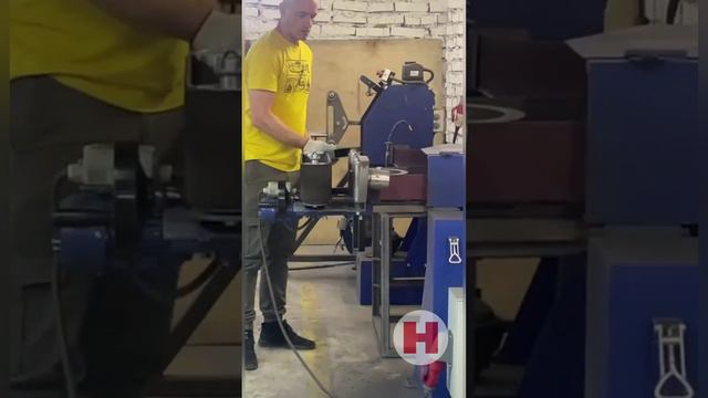 Зачистка шва на профильной трубе, подготовка ее к покраске.