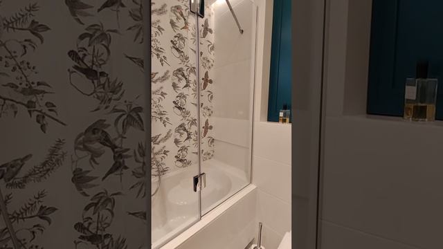 Шторка на ванну с распашной системой