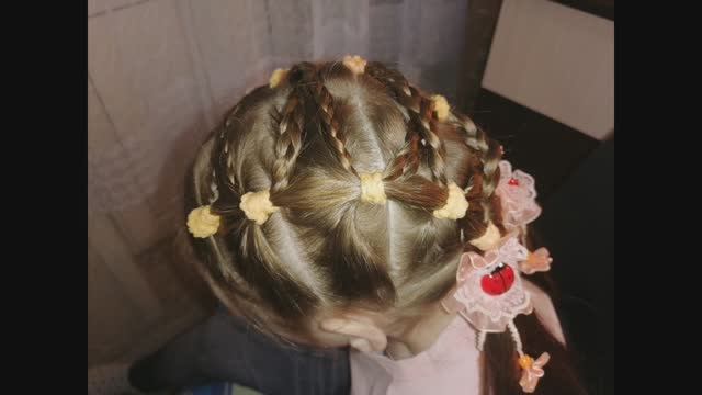 Необычная прическа с плетеными хвостиками.