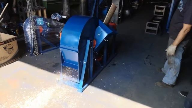 Рубительная машина  Дровосек  мод. Вх600 (бензиновый двигатель).mp4