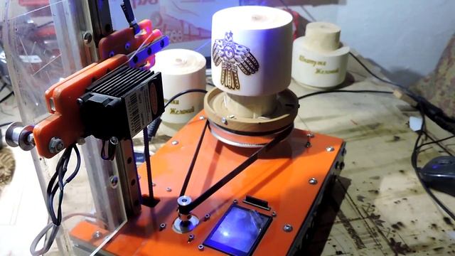 Выжигание герба на круглом изделии.