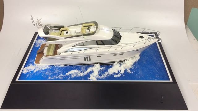 Макет плывущей по волнам яхты