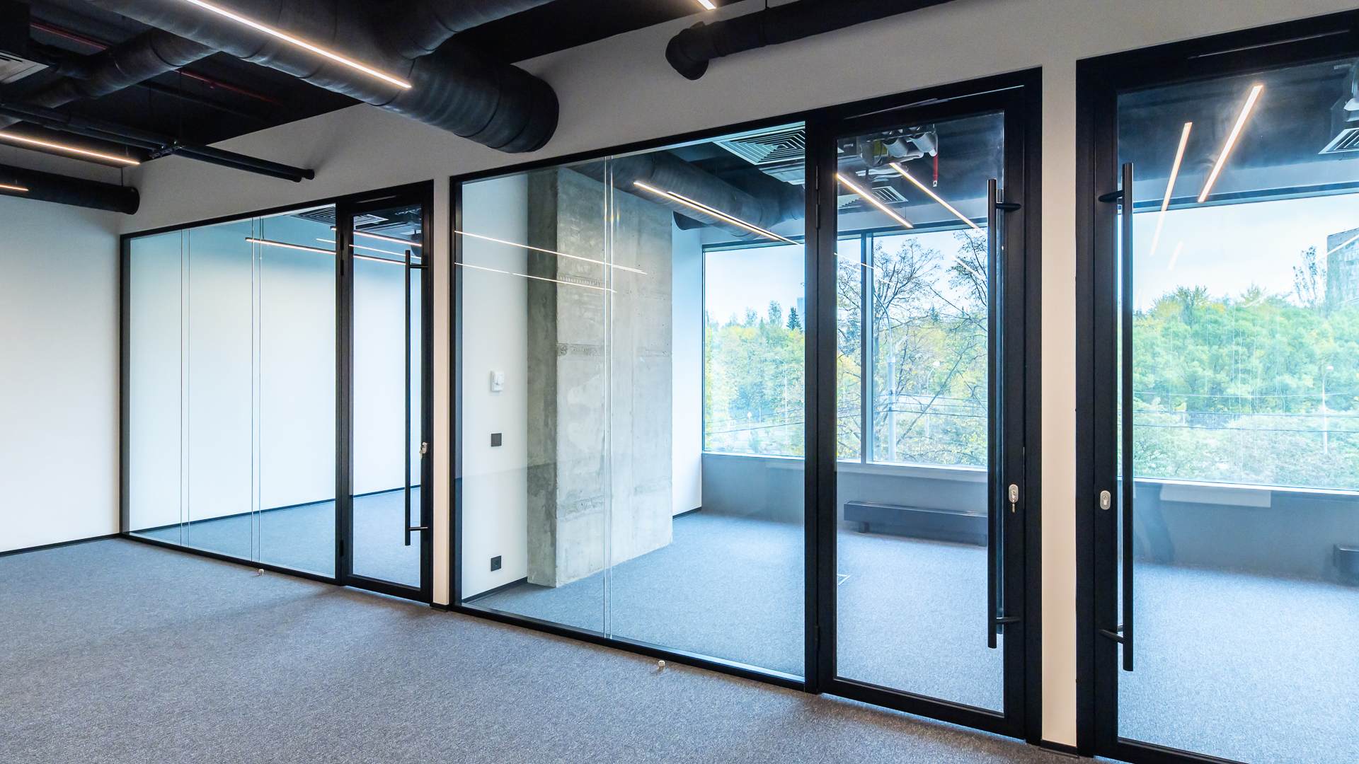 Стеклянные перегородки NAYADA-Twin и двери Vitrage в офисе логистического холдинга "ДелТранс"