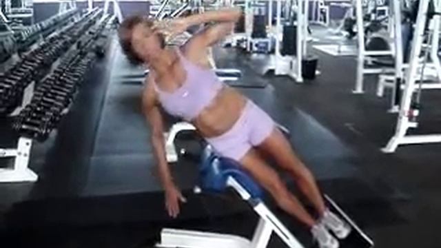 Боковые наклоны в тренажере гиперэкстензии