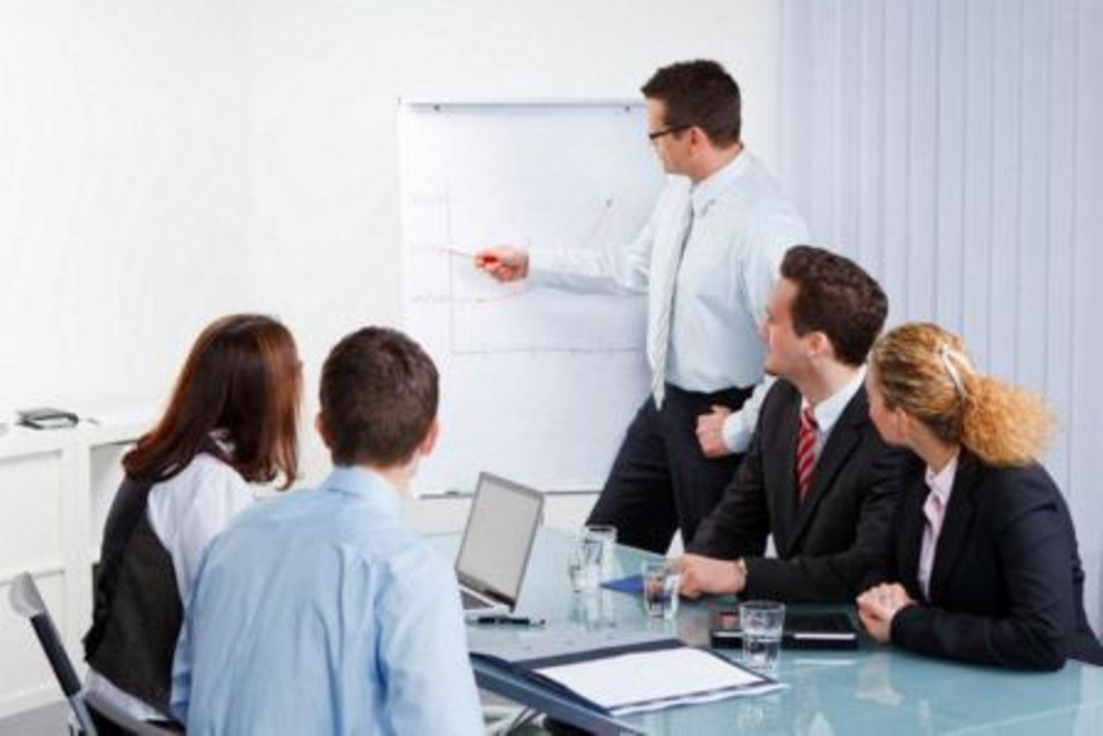 Курс Успешного Продавца. Урок 10. Продажа группе людей. Презентация.