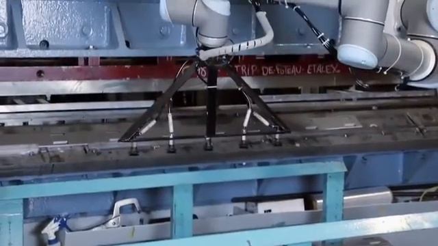 Загрузка выгрузка станка роботами