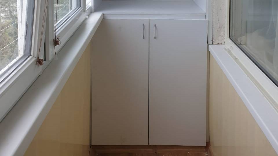 Установка встроенного шкафа на балкон в Керчи