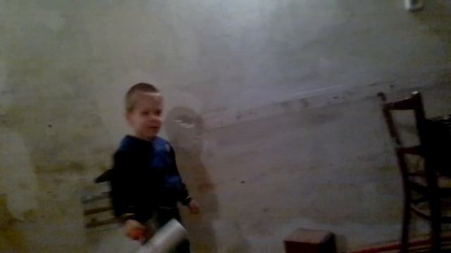 Малой помогает.31.03.17.