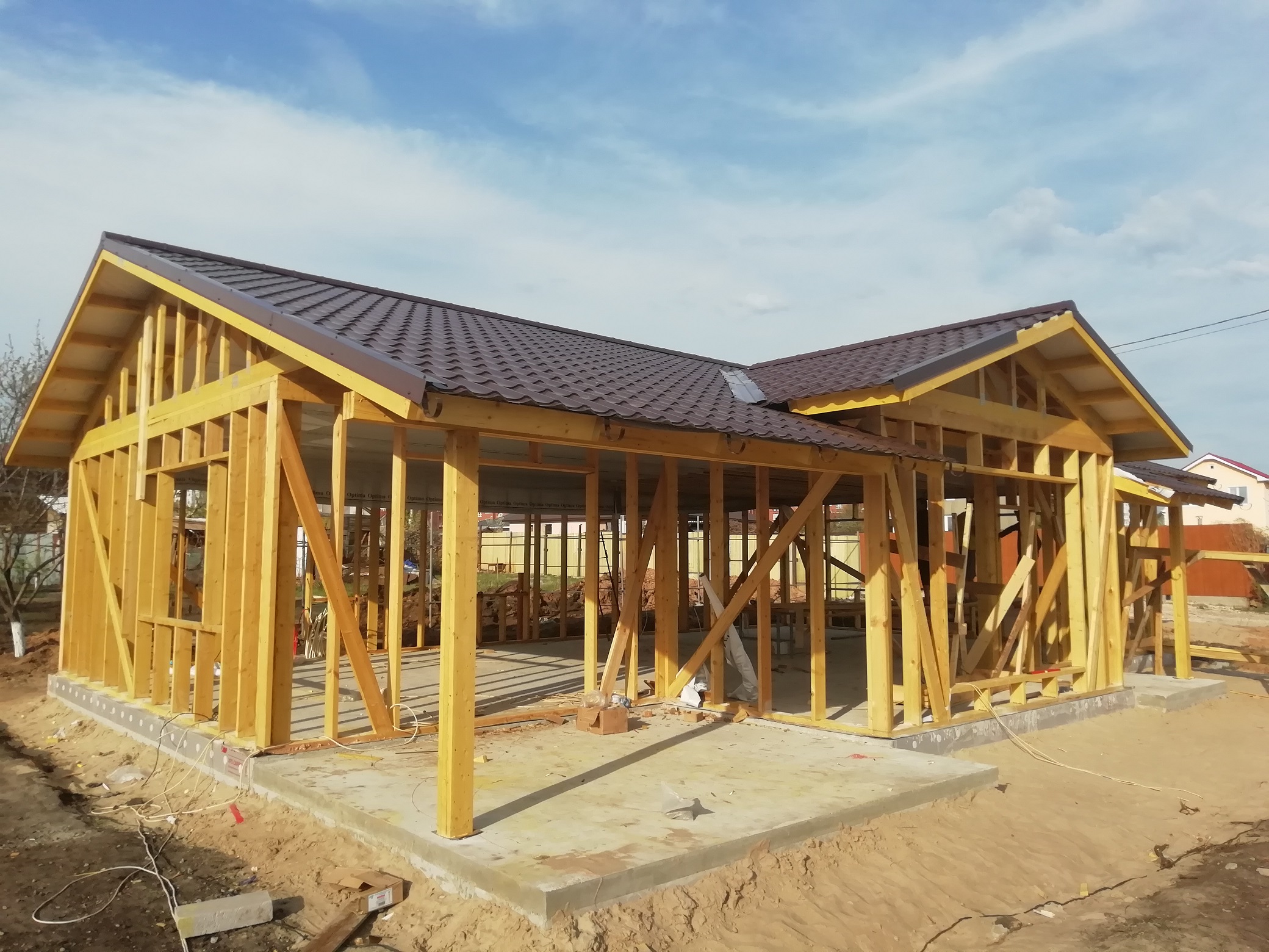 Монтаж каркасов, стропильных ферм, кровли в п.Приморский.