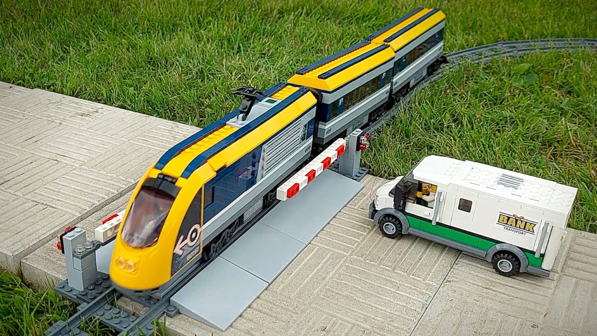 МУЛЬТИКИ ПРО МАШИНКИ, ПОЕЗДА  и жд переезд со шлагбаумом - Детский канал - Поезда для детей