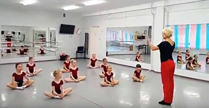 Урок ритмики. Работа с предметом.