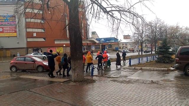 Харе́_Кри́шна_Харе_Рама_прошли_с_песнями_по_городу.mp4