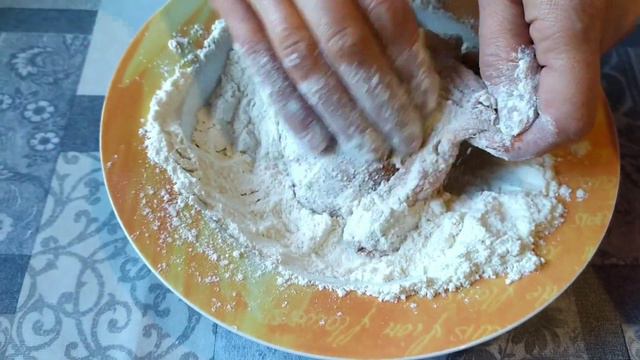 Курица жареная в сковороде.