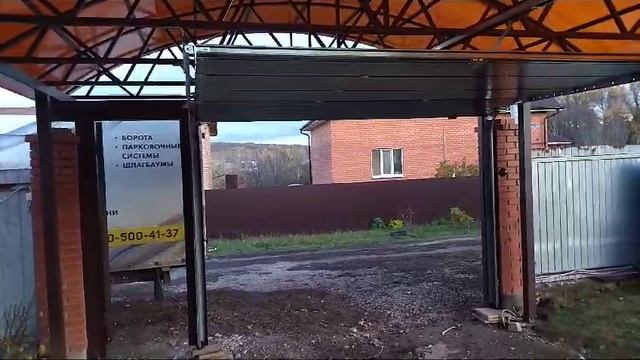 Гаражные ворота Алютех в коричневом цвете с дистанционным управлением