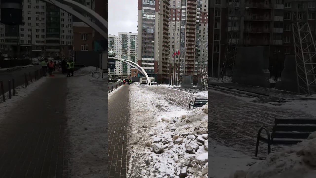 Месяц висит прожжённый флаг РФ