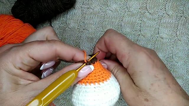 Вяжем коричневые полосы на ножке..mp4