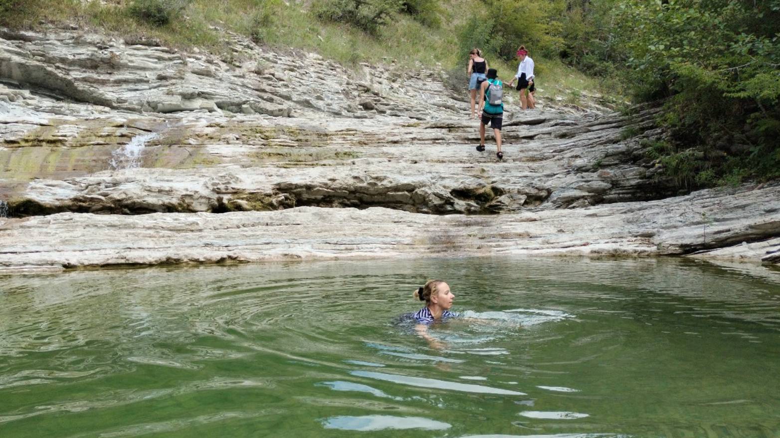 ПРОГУЛКИ В ГЕЛЕНДЖИКЕ  107
По реке Тхаб