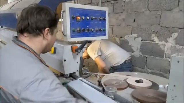 Клеим кромку пвх толщиной 0,4 мм на станке Feeder.