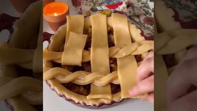 Пирог с яблочно-клюквенной начинкой