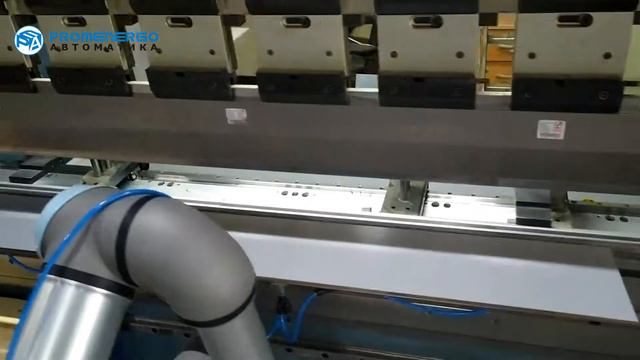 Гидравлический гибочный пресс DURMA AD-R 3000 работает в паре с Universal Robots