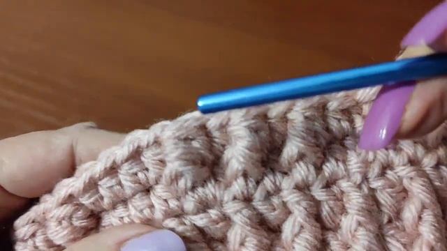 ЗИМНЯЯ ШАПОЧКА ОБЪЕМНЫМИ, СПИРАЛЬНЫМИ ПОЛОСКАМИ КРЮЧКОМ.  ШАПКА ДЛЯ НАЧИНАЮЩИХ. (720p).mp4