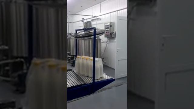 Обзор узла розлива и упаковки в ПЭТ бутылки.mp4