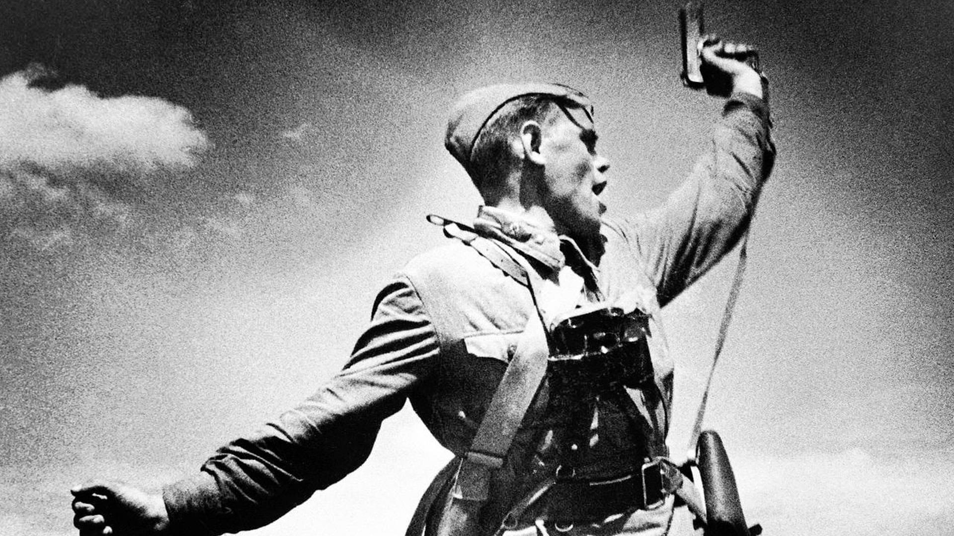 Роберт Рождественский: "ВСТАНЬ ЛЕЙТЕНАНТ!. Читает — Елена Артёменко. Запись: апрель, 2022 года.