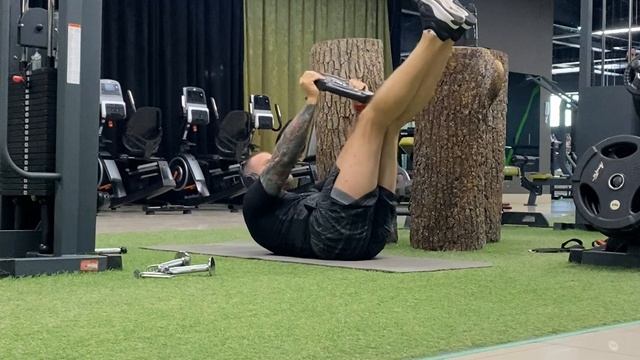 Скручивания на полу, ноги подняты