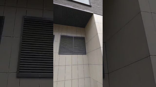 Установлены стеклянные козырьки на тягах. Stelyannie kozirki na tyagah 1